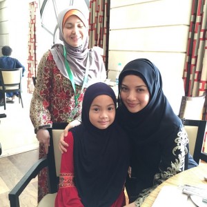 Neelofa Tunai Umrah Bersama Ibu, Keluarga