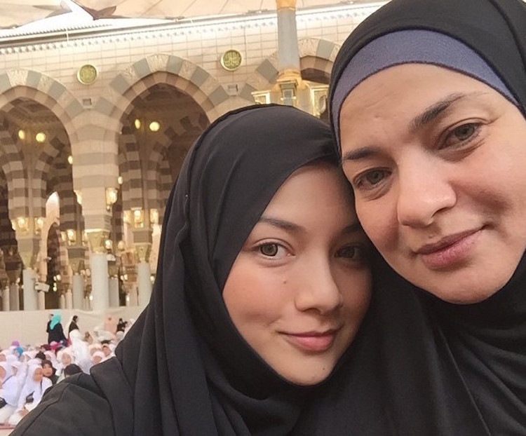 Neelofa Tunai Umrah Bersama Ibu, Keluarga