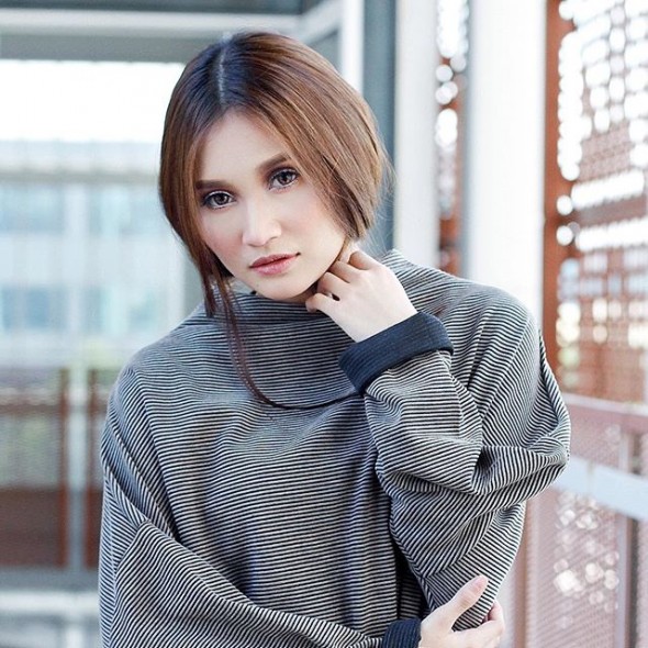 Ayda Jebat Nafi Bolot Trofi Kerana Jadi Duta Penaja Ayda Jebat Nafi Bolot Trofi Kerana Jadi Duta Penaja